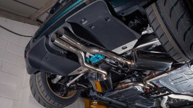 Vini Debut di Goodwood, Modifikasi Gila Mini Cooper Bermesin V8