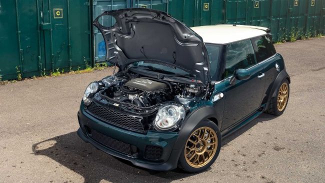 Vini Debut di Goodwood, Modifikasi Gila Mini Cooper Bermesin V8