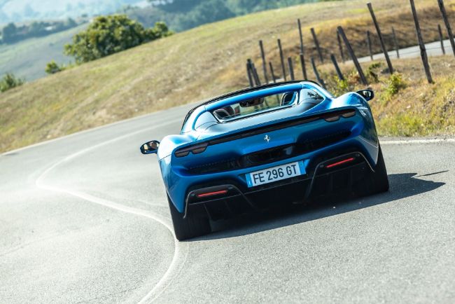 FIRST DRIVE: Menari Bersama Ferrari 296 GTS di Pegunungan Tuscany