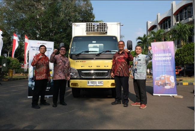 KTB Serahkan Mitsubishi Fuso Canter Berspesifikasi Cold Chain ke Poslog