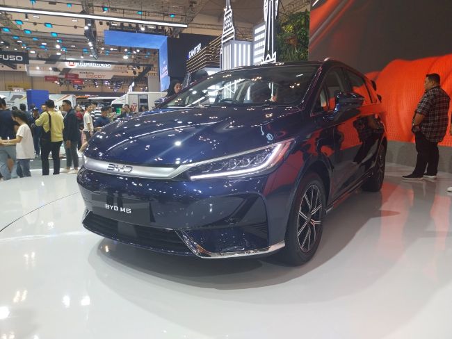 GIIAS 2024: Bedah Spesifikasi MPV Listrik Murah BYD M6, Selalu Dikerubungi Pengunjung