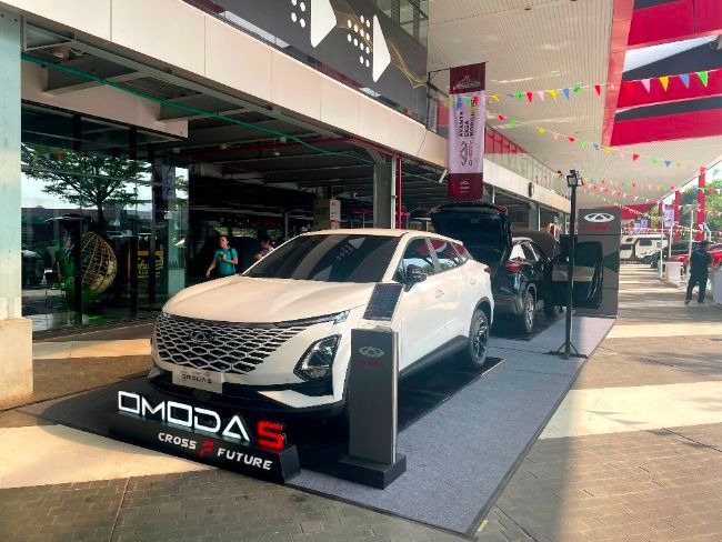 AUTOVAGANZA 2024: Dua Model Omoda Sedot Animo Pengunjung QBig Mall