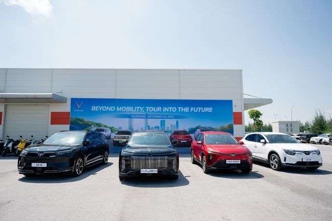 Pertama Kalinya Dekat dengan VinFast Limo Green dan Mobil Anti Peluru ...